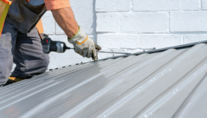 Installer une rive contre mur sur toiture bac acier : guide pratique
